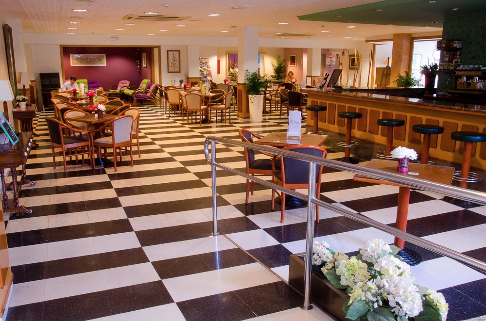 Salon-Cafétéria | Bar-Cafétéria - Hotel S'Agoita